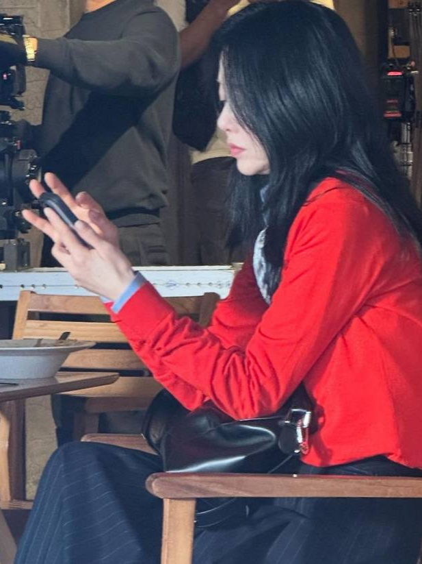 고현정 나이를 잊은 미모 빨간 니트로 선보인 동안 패션 스타와 라이프