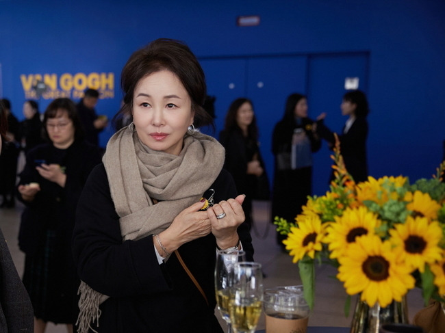 해바라기 든 하정우→고소영 최지우 반 고흐 전시회서 포착