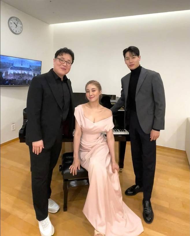 옥주현 이 얼굴에 글래머는 반칙 S라인 몸매 뽐낸 원숄더 드레스룩 스타와 패션