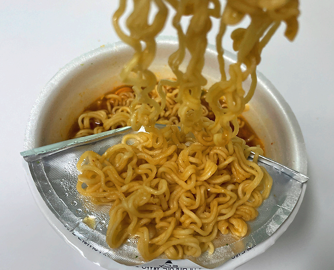 컵라면 뚜껑 버리지 마세요 이렇게 접었더니 앞접시가 완성됩니다 텐바디