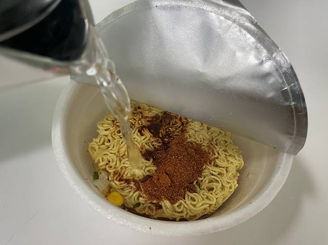 컵라면 뚜껑 버리지 마세요 이렇게 접었더니 앞접시가 완성됩니다 텐바디