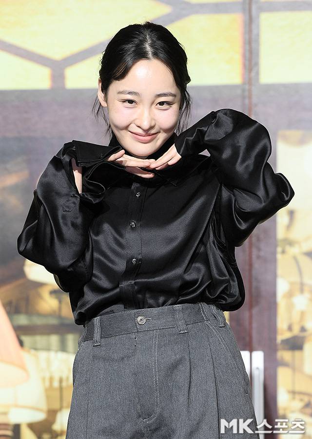 김민하 다리 비율 끝판왕 매혹적인 블랙 실크 셔츠 와이드 팬츠룩 뷰티는 내운명