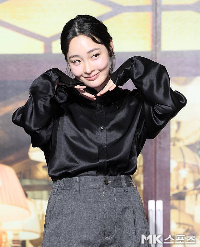 김민하 다리 비율 끝판왕 매혹적인 블랙 실크 셔츠 와이드 팬츠룩 뷰티는 내운명