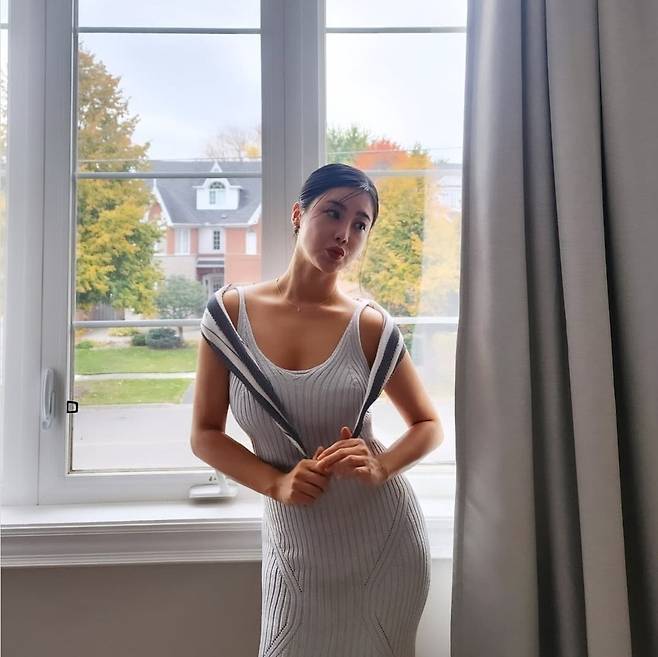 18kg 뺀 솔비 캐나다서 글램 S라인 분출 스카프 슬쩍 두른 딱붙핏 원피스룩 뷰티는 내운명