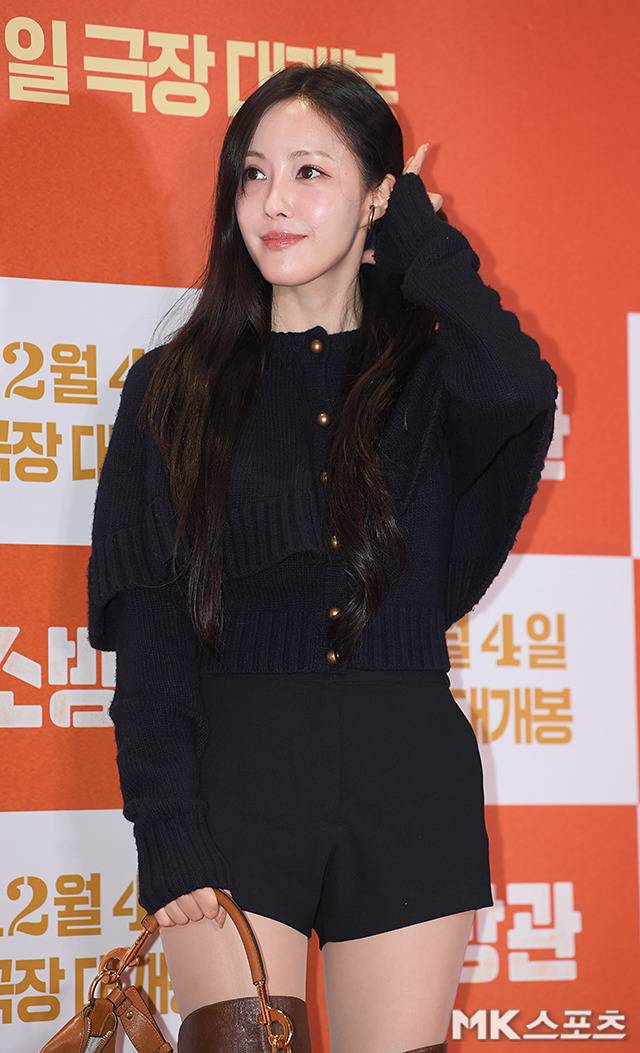효민 너무 짧은 쇼츠의 여신 주름진 가죽 롱부츠의 멋 로맨틱 니트 케이프룩 뷰티는 내운명
