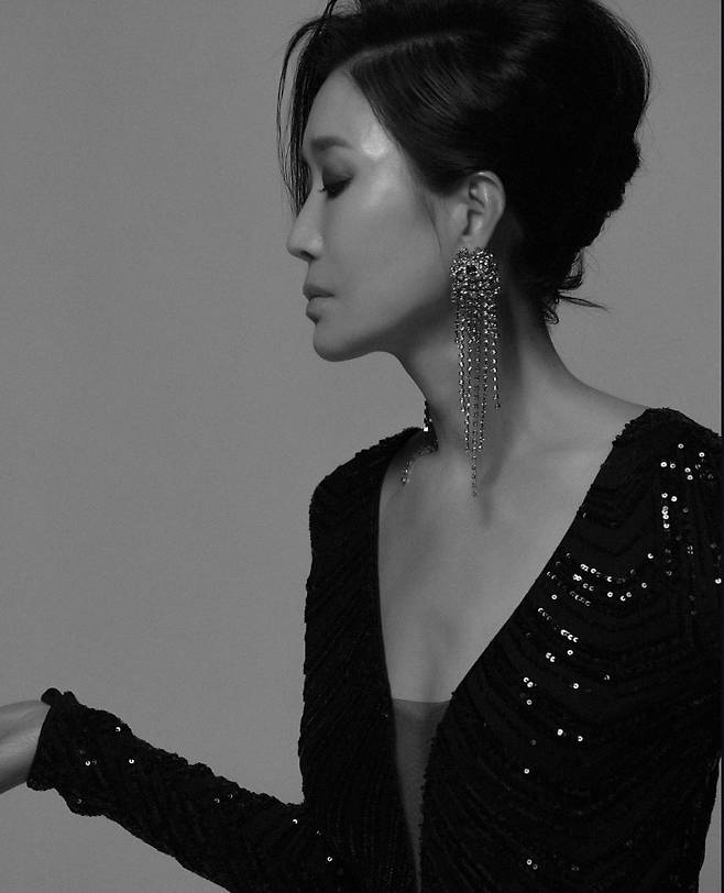 나영희 63세 맞아 파격 원숄더백리스 입고 시크한 카리스마 시퀸 드레스룩 스타와 패션