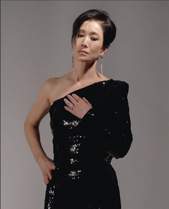 나영희 63세 맞아 파격 원숄더백리스 입고 시크한 카리스마 시퀸 드레스룩 스타와 패션