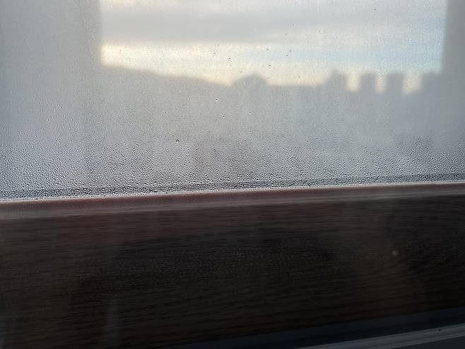 겨울철 불청객 창문 결로현상 해결 방법은 오늘살림루틴