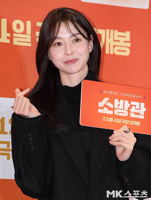 권나라 사과 먹고 8kg 빼더니 코트가 헐렁 172cm 돋보인 올블랙 첼시 부츠룩 뷰티는 내운명
