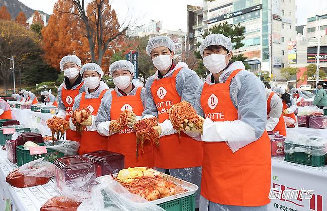 롯데 사직구장서 배추 1만 포기 김장부산 저소득층 3천여 가구에 전달