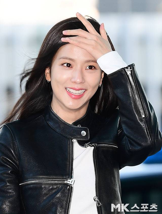 블랙핑크 지수 옆머리 사수해 방콕으로 떠나는 크롭 가죽 재킷 공항패션 뷰티는 내운명