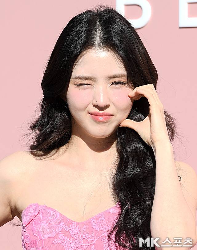 한소희 청담동 들썩인 핑크빛 여신 강림 하늘하늘 로맨틱 플라워 드레스룩 뷰티는 내운명