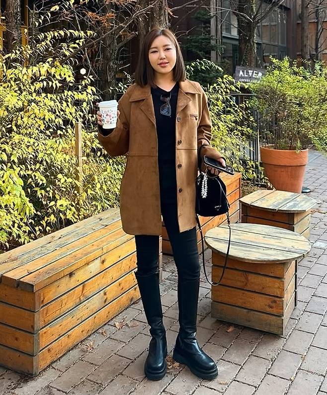 송가인 맛집 탐방 스웨이드 재킷으로 뽐낸 자유로운 보헤미안 시크룩 패션엔