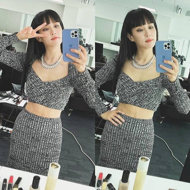 조여정 ‘히든 페이스에 빠진 매혹미 복근 드러낸 나르시시스 투피스룩 패션엔