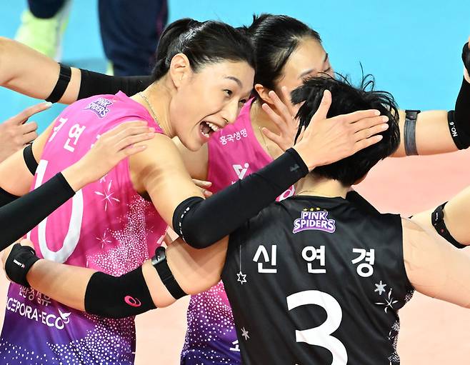 김연경투트쿠정윤주 65득점 폭발 흥국생명 개막 12연승 질주한국전력도 3 2 역전승종합
