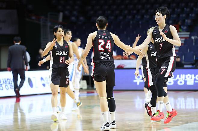 [BK 프리뷰] 부산에서 격돌하는 BNK와 KB스타즈, 세 번째 맞대결 승자는?