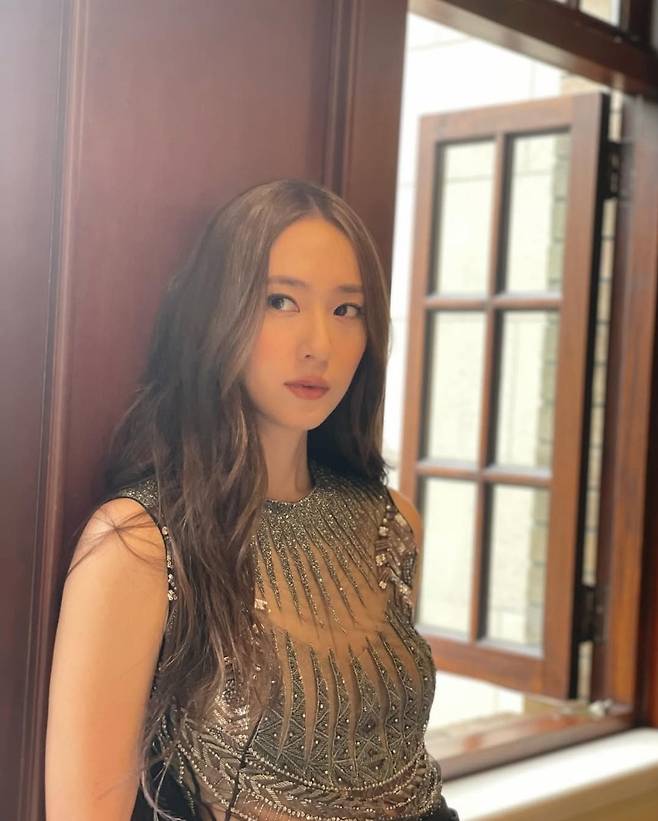 크리스탈 상하이 홀린 눈부신 시스루 우아한 자태 뽐낸 와이드 팬츠룩 뷰티는 내운명