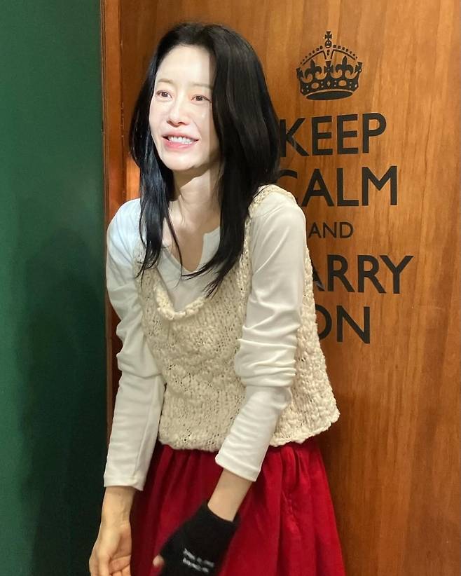 고현정 레드 스커트로 발랄 매력 폭발 따뜻하고 화사한 니트 베스트룩 뷰티는 내운명