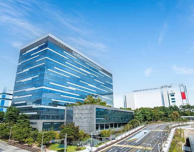 ‘삼성 반도체 50년 매출 100조 시대메모리 초격차 복원은 숙제 비즈360