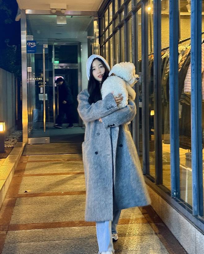 기은세 30만원대 롱코트 입고 반려견과의 산책 라이프업