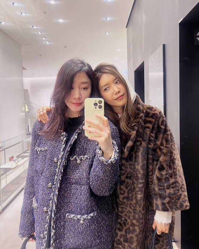 채정안 47살 맞아 호피무늬 코트로 힙스터 패션 스타픽