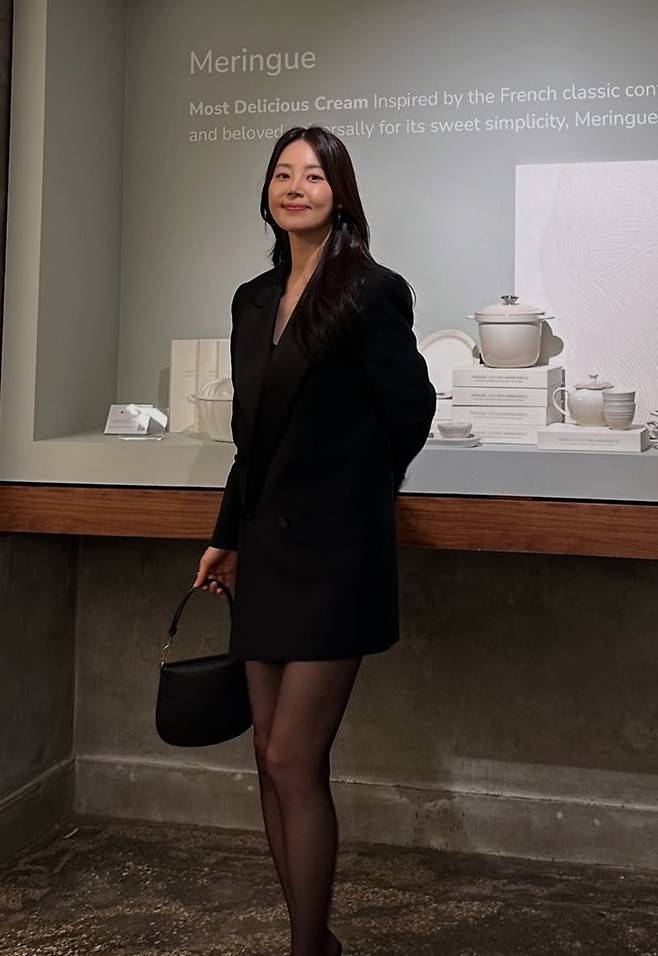 한지혜 겨울에도 하의실종 퀸 예쁜 엄마의 클래식 와이드 카라 재킷 슈트룩 패션엔