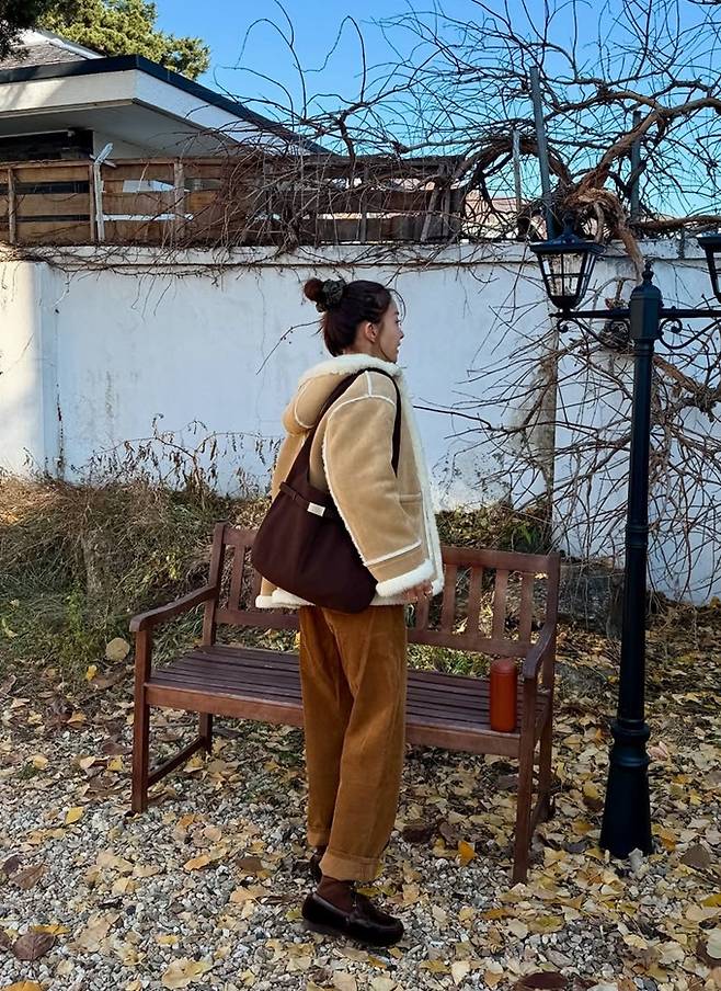 이시영 입은 옷이랑 딱 마지막 가을가을한 느낌 톤온톤 무스탕 나들이룩 패션엔