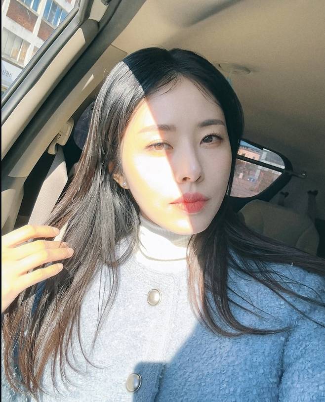 서동주 41세 맞아 더 어려보이는 세련된 블루 깔맞춤 트위드재킷룩 스타와 패션