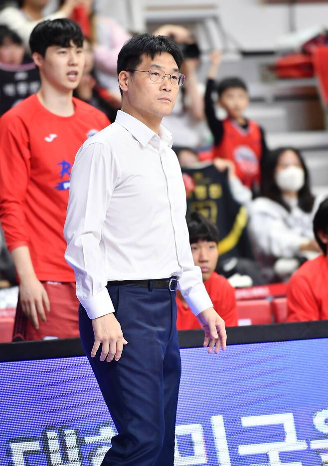 경기 후 ‘100승 대리 지휘 최승태 코치 연패 중단 조동현 감독