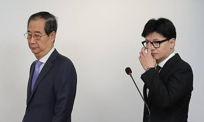 尹 퇴진 시기·방식 모두 불투명 ‘韓·韓 담화 이후 수습책 뭐가 있나 비상계엄 후폭풍