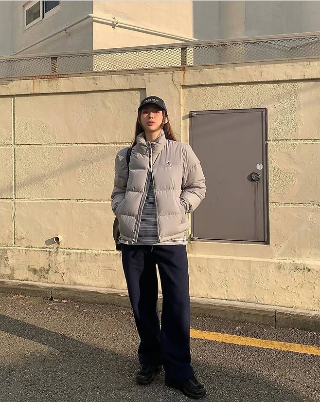 차정원 막 입어도 예쁜 꾸안꾸의 정석 힙스터 감성 물씬 볼캡 그레이 숏패딩룩 스타와 패션
