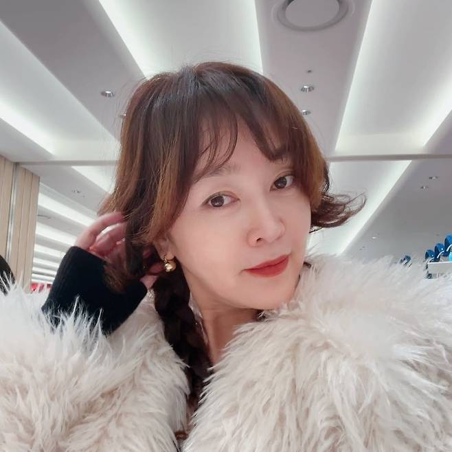 이승연 56세 맞아 피팅하느라 시간 가는 줄 모른 현대백화점 나들이룩 뷰티는 내운명