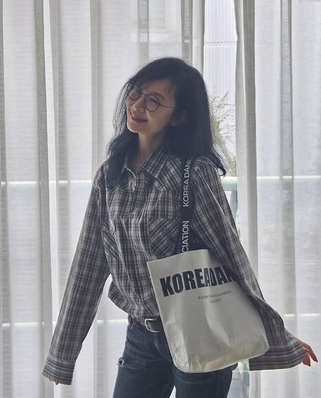 채시라 56세 잊은 대학생 미모 그리운 캠퍼스 라이프 체크 셔츠룩 뷰티는 내운명