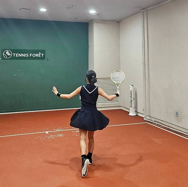 18kg 감량 솔비 V라인 슬림 실루엣 유지 네이비 슬리브리스 원피스 테니스룩 뷰티는 내운명