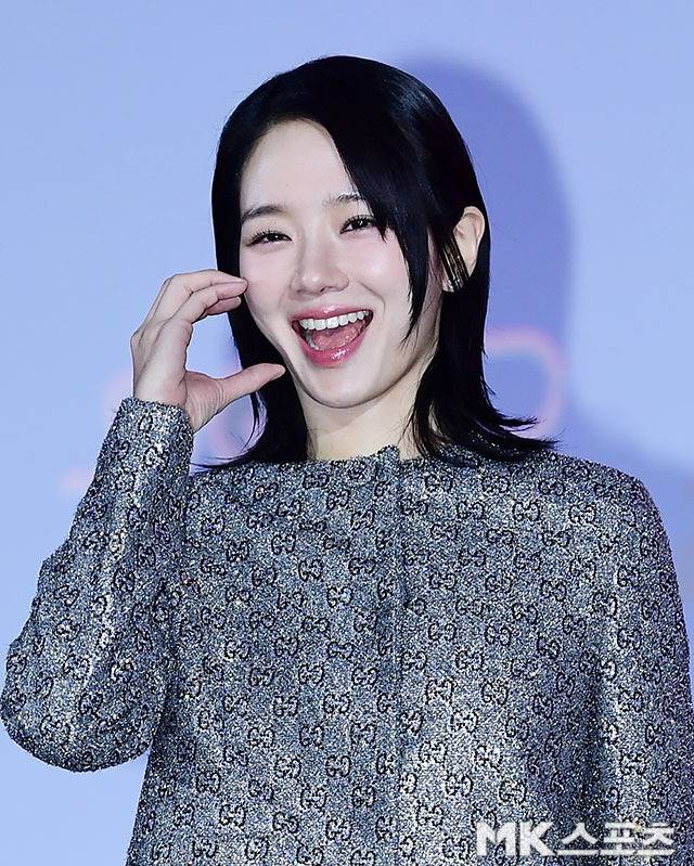 박규영 은빛 구찌에 빛나는 실루엣 미니멀한 투피스로 우아한 미모 뷰티는 내운명