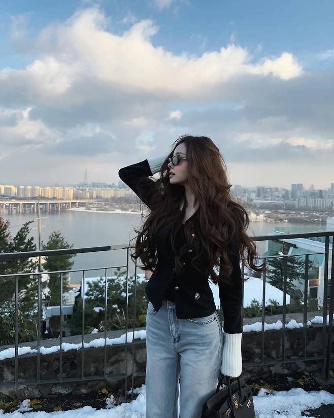 프리지아 에르메스 백 들고 값비싼 외출 세련된 크롭 니트 데님 팬츠룩 뷰티는 내운명