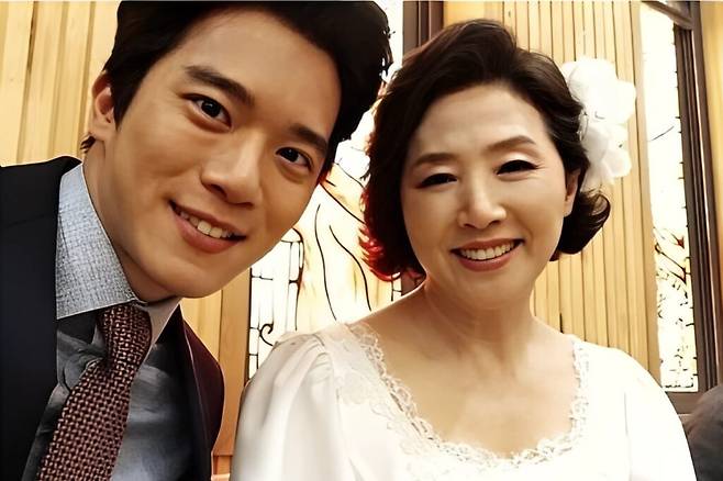 이혼 26년 차 20살 차이 연하와 깜짝 열애설 셀럽스케치