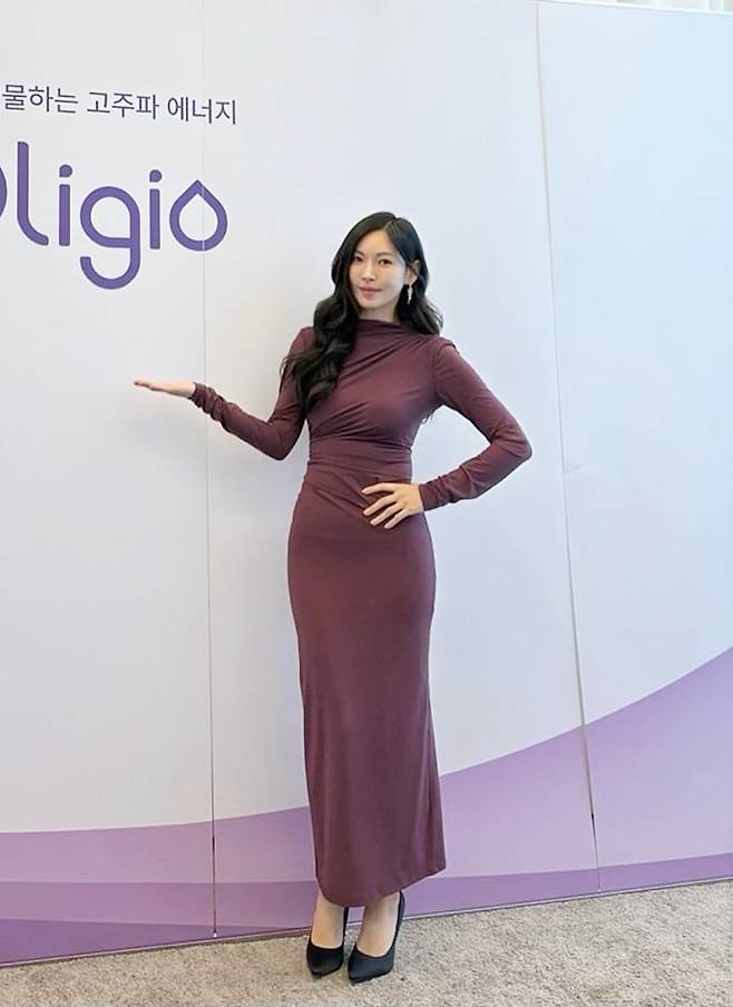 김소연 착붙 고혹미 이기적인 S라인 몸매 드러낸 버건디 원피스룩 패션엔