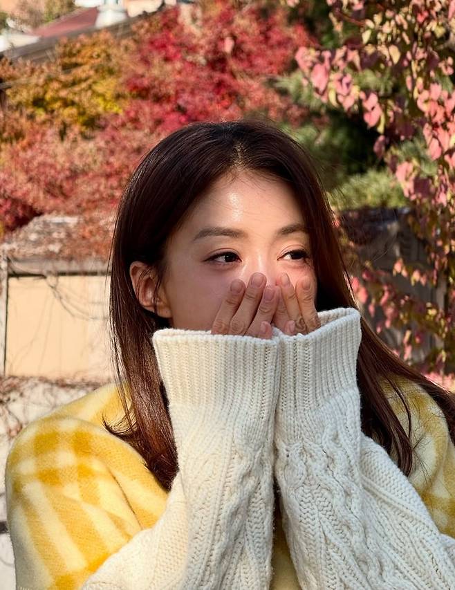 이시영 머플러야 재킷이야 툭 걸친 스타일 센스 후드 머플러 산책룩 패션엔