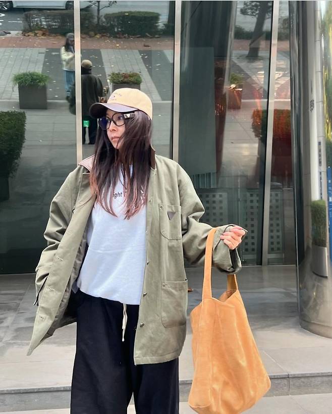 황신혜 동네 언니 감성 내추럴하게 완성한 오버핏 재킷 데일리룩 스타와 라이프