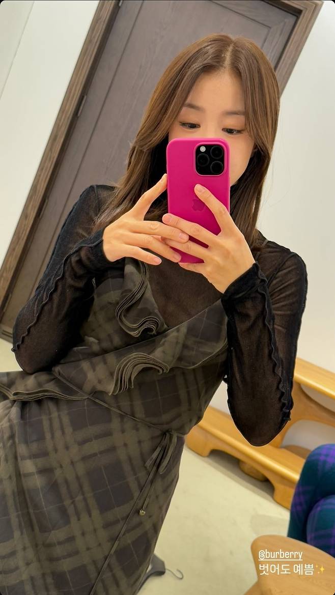 이시영 샤넬은 어디가고 버버리에 빠졌네 우아한 시스루 드레스 퍼 코트룩 뷰티는 내운명