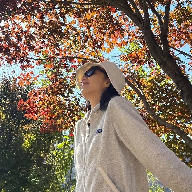 김민정 겨울을 버텨낸 단풍 구경 선글라스 껴도 친근한 후드티 버킷햇 패션 뷰티는 내운명