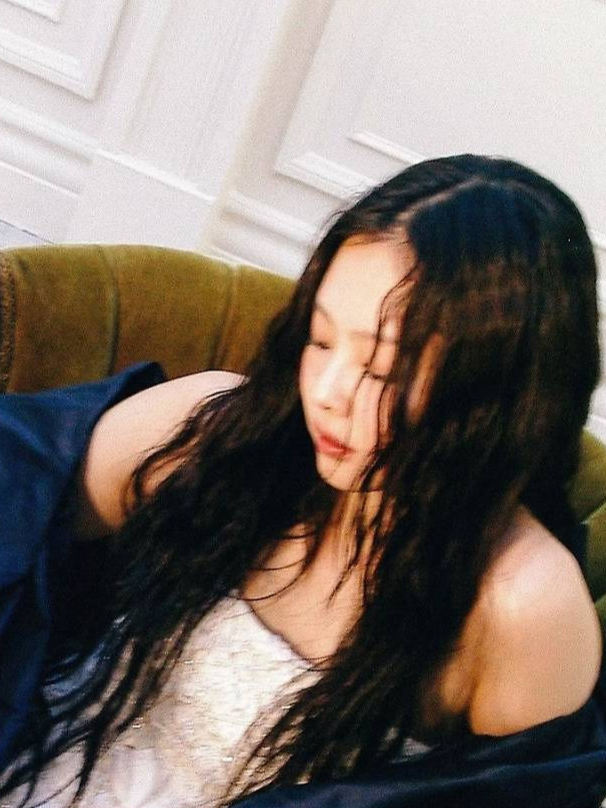 제니 짧아서 더 강렬 가죽 캉캉 스커트로 선보인 도발적인 시크미 스타와 라이프