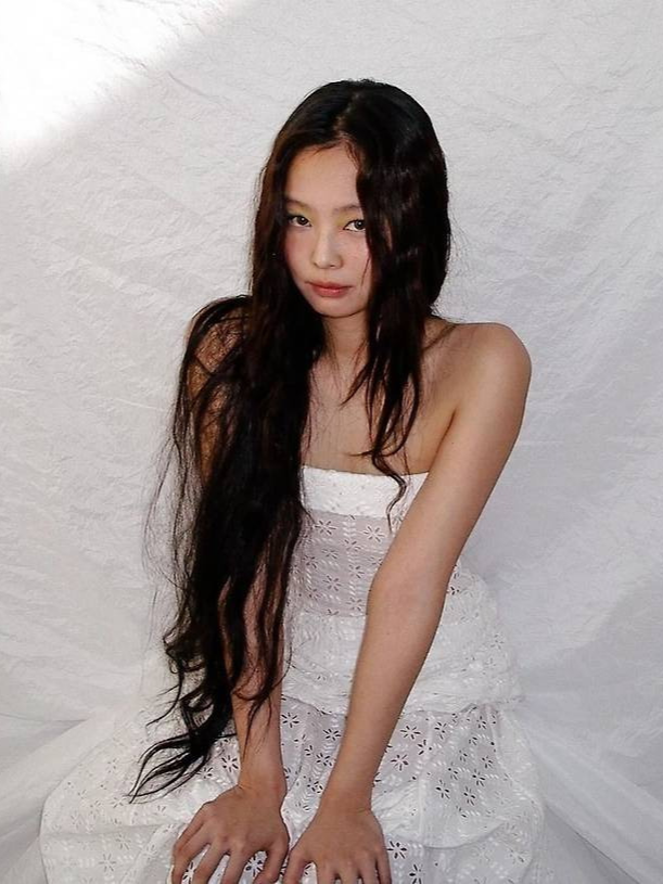 제니 짧아서 더 강렬 가죽 캉캉 스커트로 선보인 도발적인 시크미 스타와 라이프