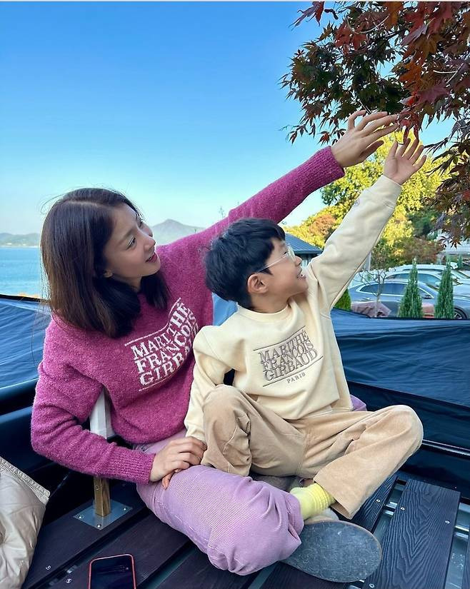 이시영 아들과 함께라 더 행복해 포근한 스웨터 코듀로이 커플룩 눈길 스타와 라이프