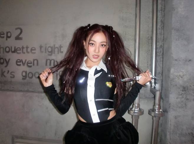 지효 너무 짧은 치마로 영화 같은 하이틴 쿨하고 힙한 스포티 컷아웃룩 뷰티는 내운명
