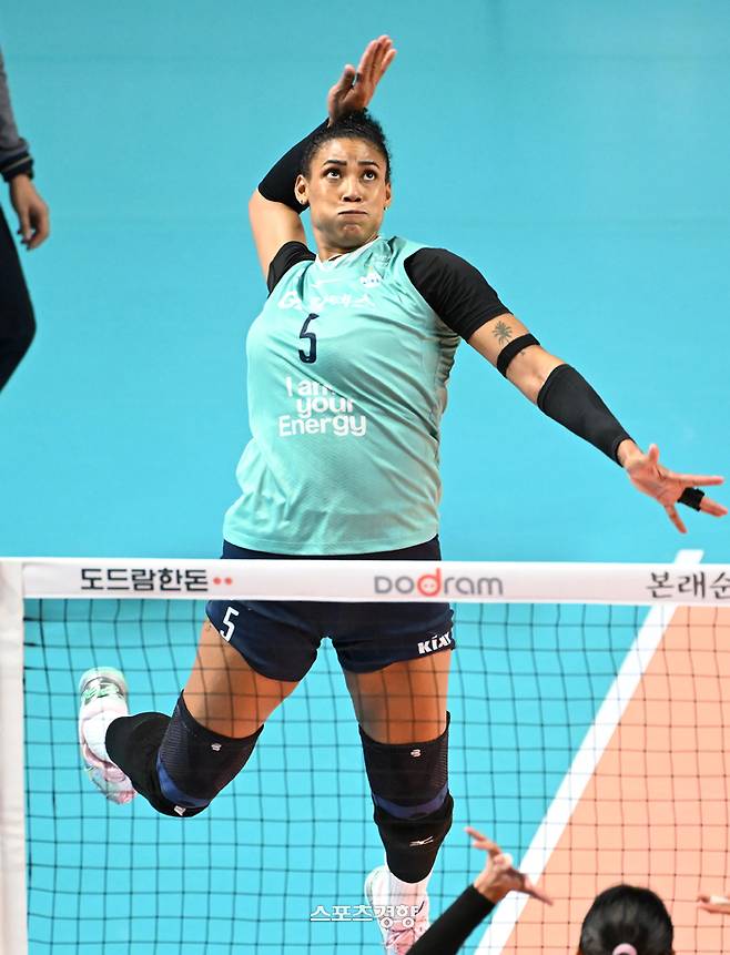 ‘돌아온 실바 43점 펄펄 날았지만··· Gs칼텍스 9연패···여자배구 최하위권 격돌서 도로공사 진땀승 ‘5연패 마침표