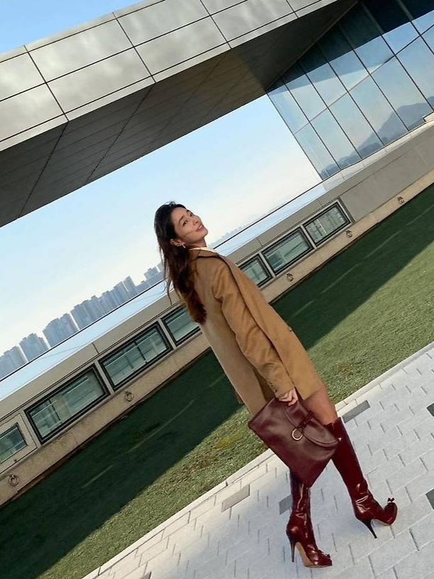 이민정 우아함과 치명적 매력의 조화 롱부츠와 함께한 하의실종룩 스타와 라이프