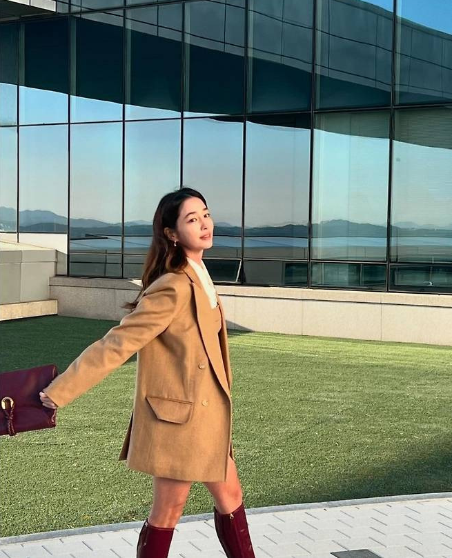 이민정 우아함과 치명적 매력의 조화 롱부츠와 함께한 하의실종룩 스타와 라이프