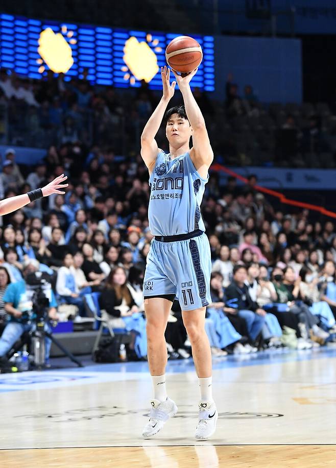 ‘계약 해지 제시 소노 ‘계약 해지 거절 김민욱 소노의 대처 방안은 ‘kbl 재정위원회